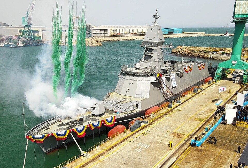 HD현대중공업, 3600t급 호위함 '충남함' 진수