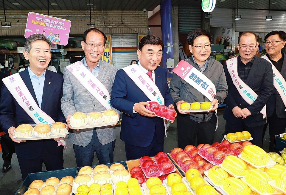 김두겸 울산시장, 남목마성시장서 추석 장보기