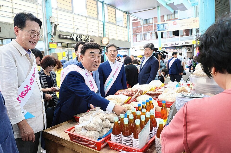 언양알프스시장서 장보며 상인 격려