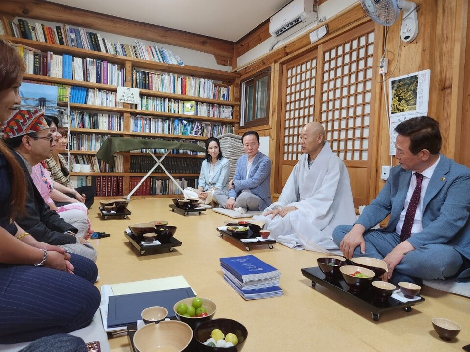 한국·네팔 수교 50주년 쁘스뻐 라즈 버떠라이(Pushpa Raj Bhattarai) 주한 네팔 대리대사, 통도사 말사 미타암 방문...네팔 전통 불상 기증