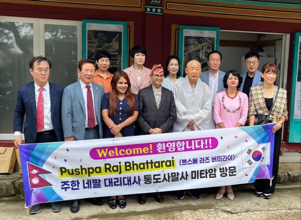 한국·네팔 수교 50주년 쁘스뻐 라즈 버떠라이(Pushpa Raj Bhattarai) 주한 네팔 대리대사, 통도사 말사 미타암 방문...네팔 전통 불상 기증